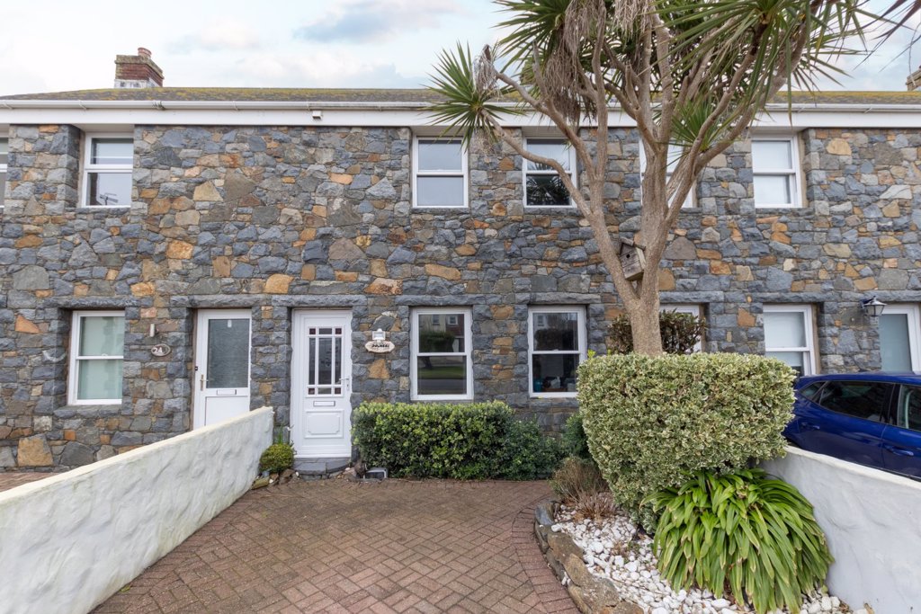 Solinari, Goldcrest Avenue, Portinfer Road, Vale - 2 bedroom local ...