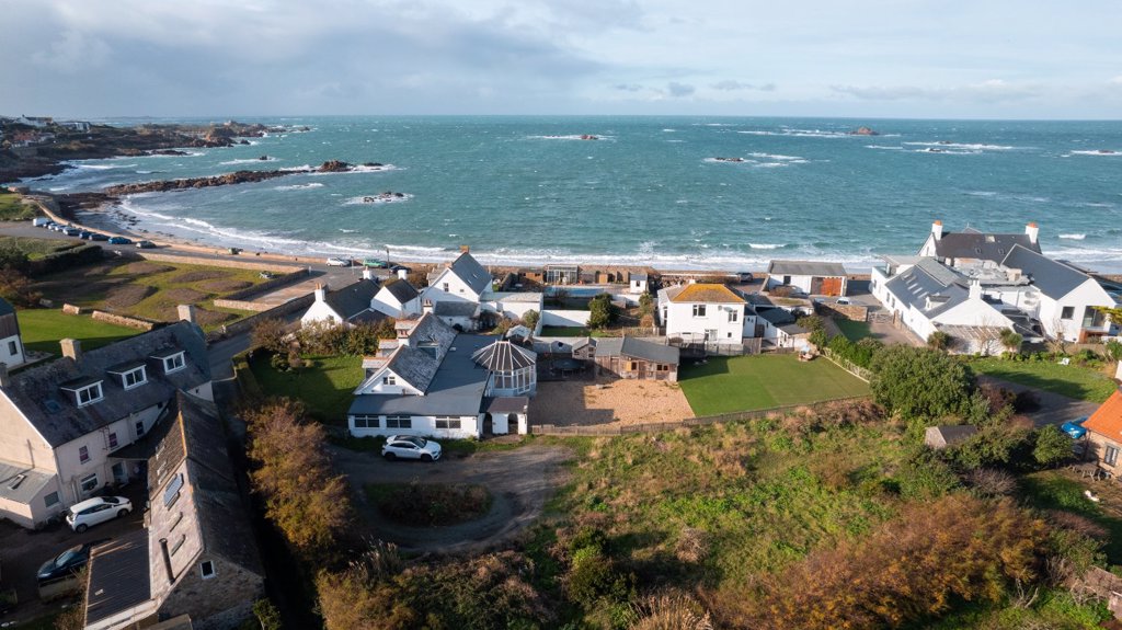 Dove Cottage, Route De Cobo, Castel - 5 bedroom local market house to ...