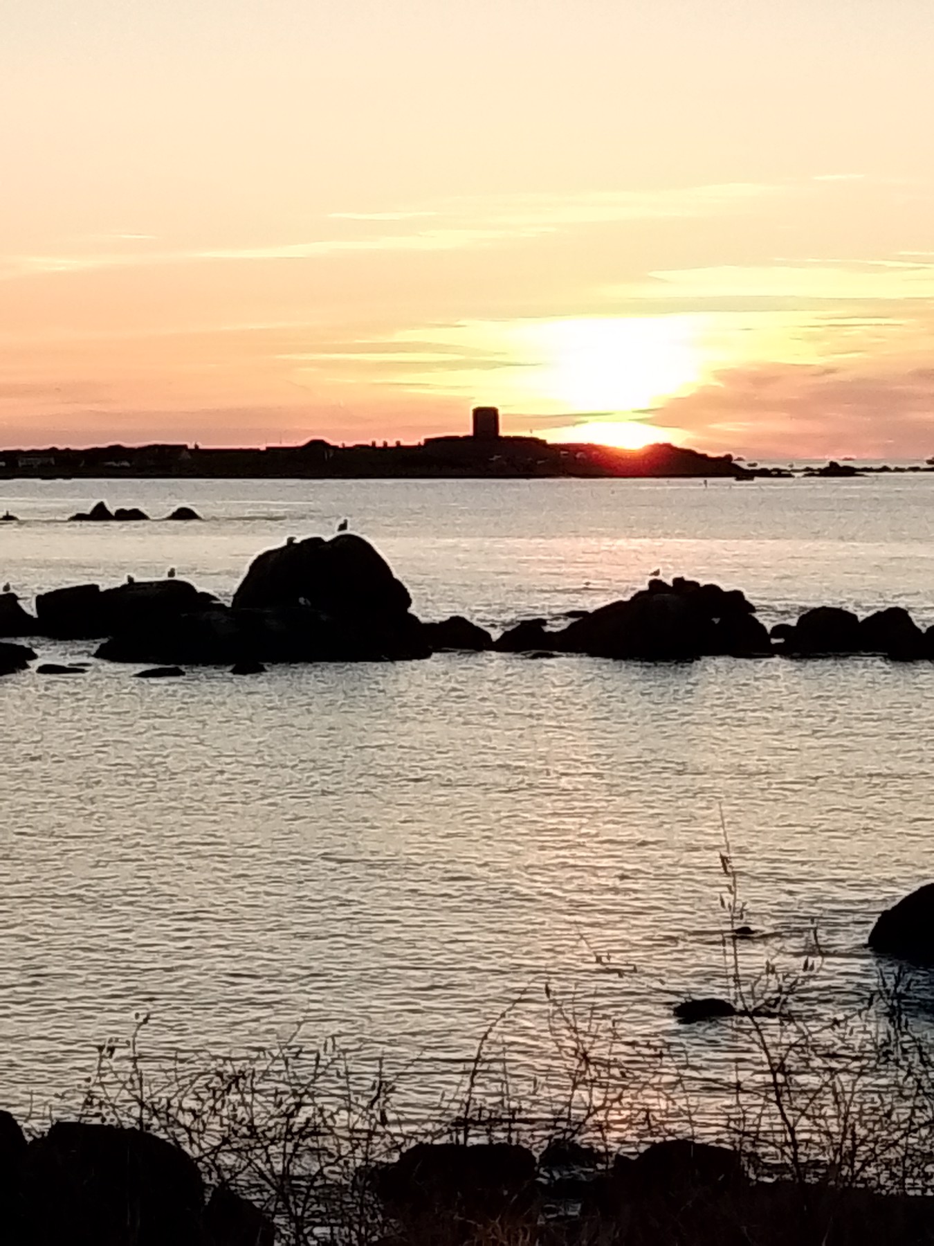 Guernsey Weather Fox forecast for 2023-12-18 - brought to you by Seeker ...